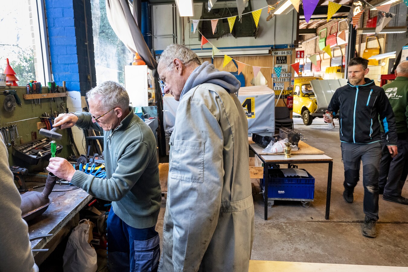 De Renault 4 Club in Beneden-Leeuwen: sleutelen aan een auto die je ...