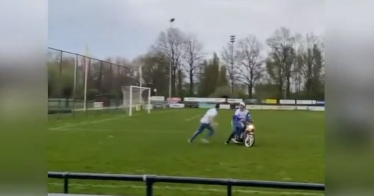 Na verloren derby rijden spelers op de brommer een rondje door de ...