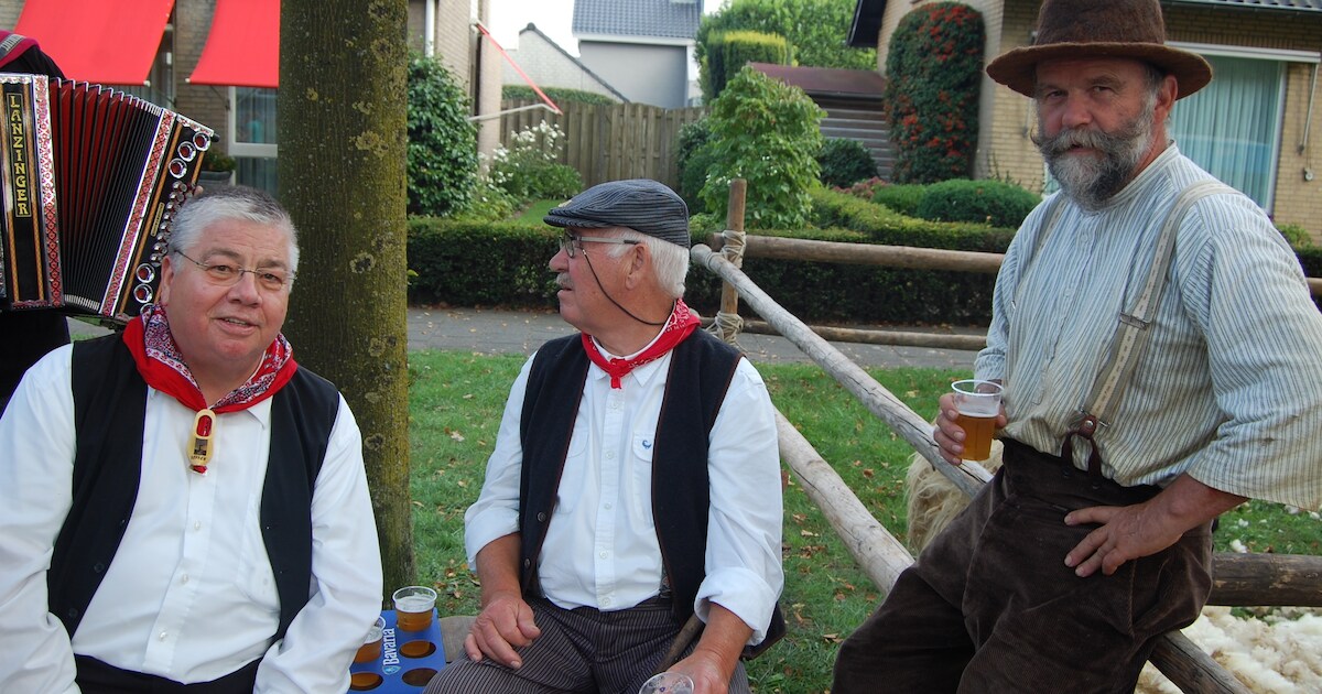 Menselijke piramides en ringstekers op Effe Noar Geffe | Oss | BD.nl