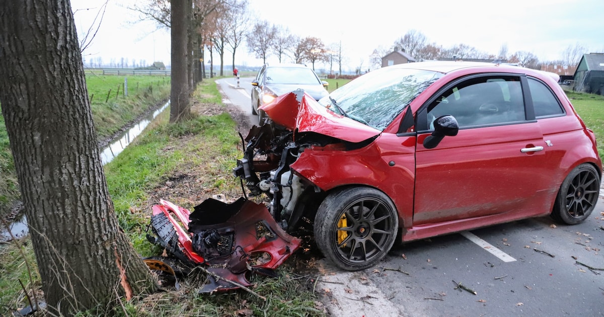 Auto botst tegen boom op Voetakkerweg in Meteren: bestuurder gewond naar ziekenhuis | 112 nieuws ...