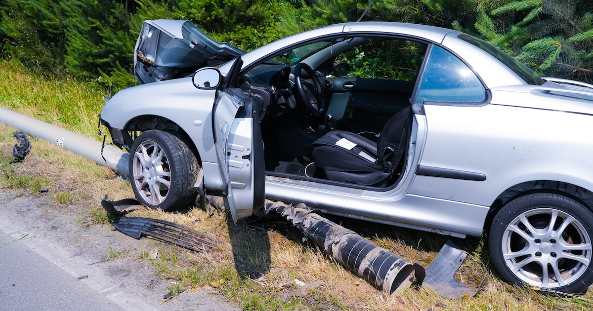 Automobilist valt in slaap achter stuur en botst frontaal op lantaarnpaal op N261 in Loon op ...