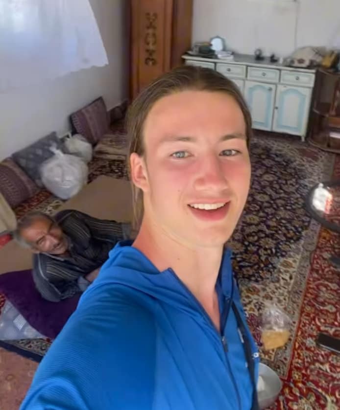 Jonge Franse fietser die al wekenlang werd vermist blijkt gearresteerd in Iran | Buitenland | bd.nl