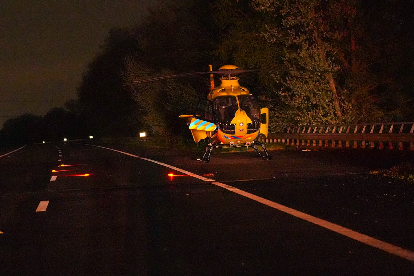 Man (35) overleden bij zwaar ongeval met drie auto’s op de A67 | Foto | bd.nl
