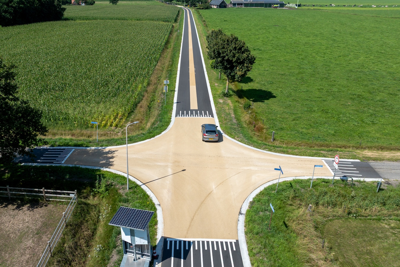 Na rood, groen en paars nu weer een gele middenstreep op de weg: dit is de betekenis | Foto | bd.nl