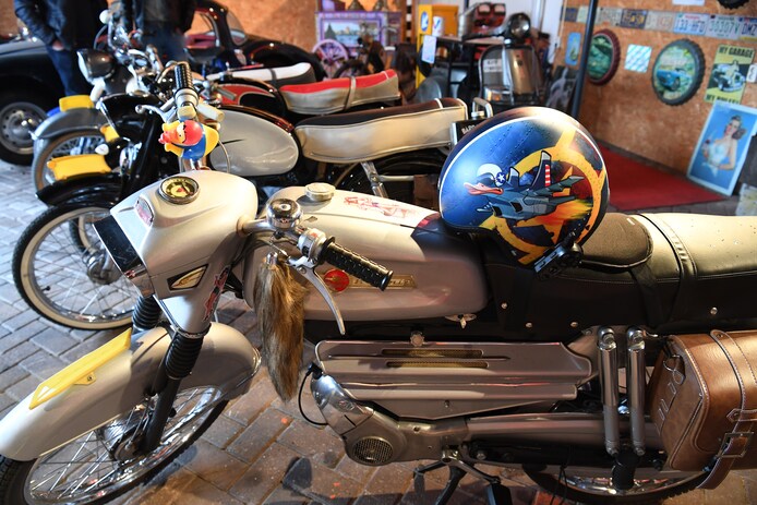 Op stokoude brommers tuffen vrienden op leeftijd van Tilburg naar Utah Beach: ‘Je voelt je weer ...