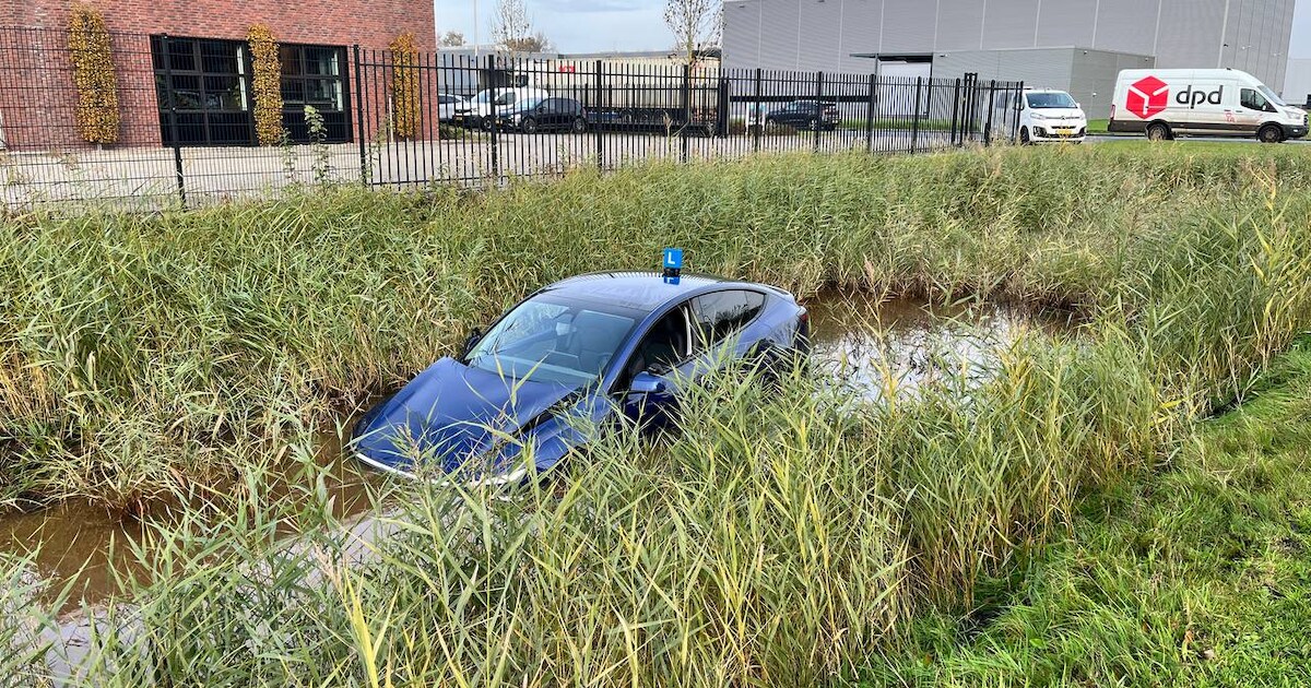 Lesauto belandt tijdens eerste rijles in de sloot | Nieuws | BD.nl