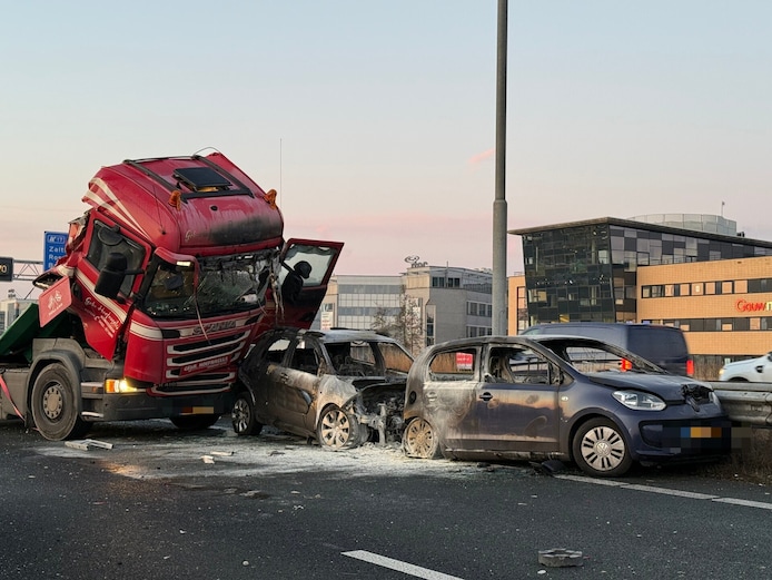 Als de trucker moet uitwijken voor een auto gaat het mis op de A2 ...