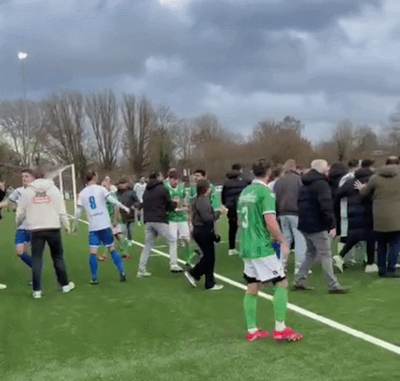 Teammanager krijgt rake klappen van tegenstander: ‘De beelden zijn ...