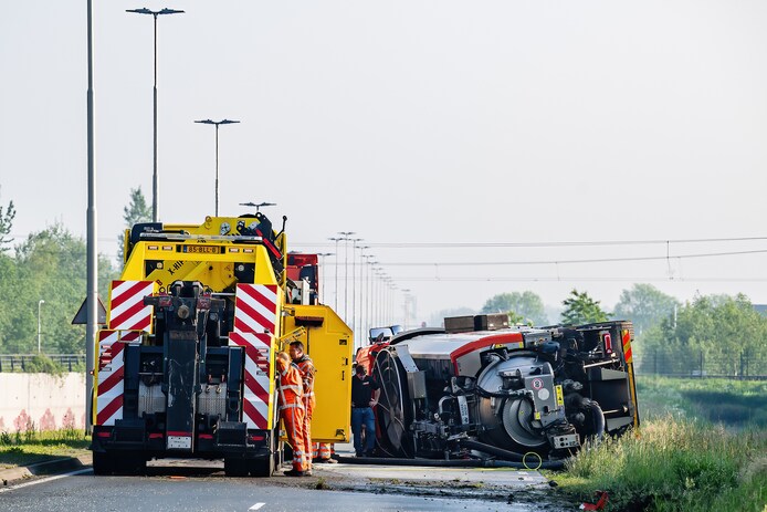 Gekantelde vrachtwagen in Tilburg geladen met 9000 liter water, moet ...