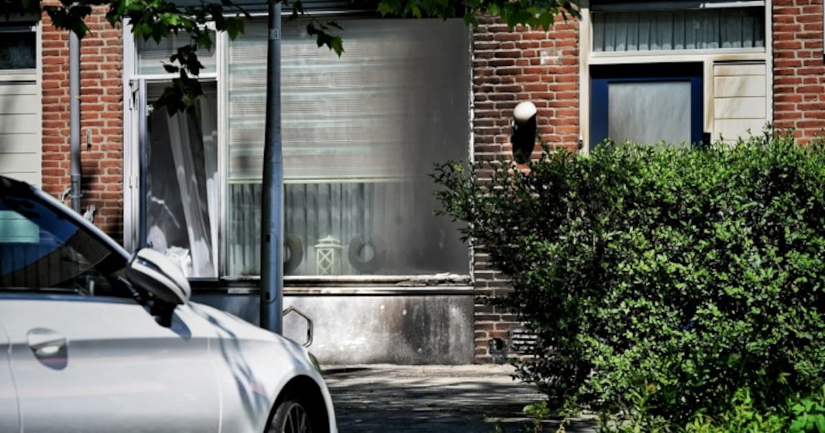 Explosie zorgt voor brand bij huis in Tilburg, roetschade aan de gevel ...