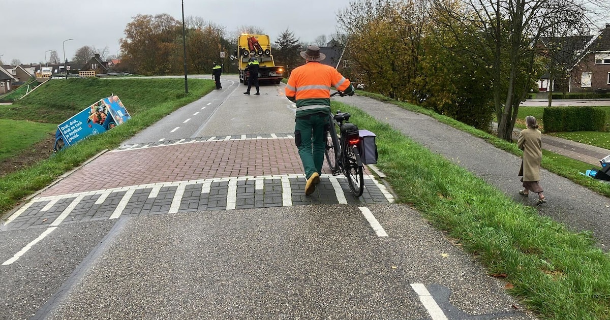 Busje van boodschap­pen­be­zor­ger rolt tot twee keer toe van dijk in ...