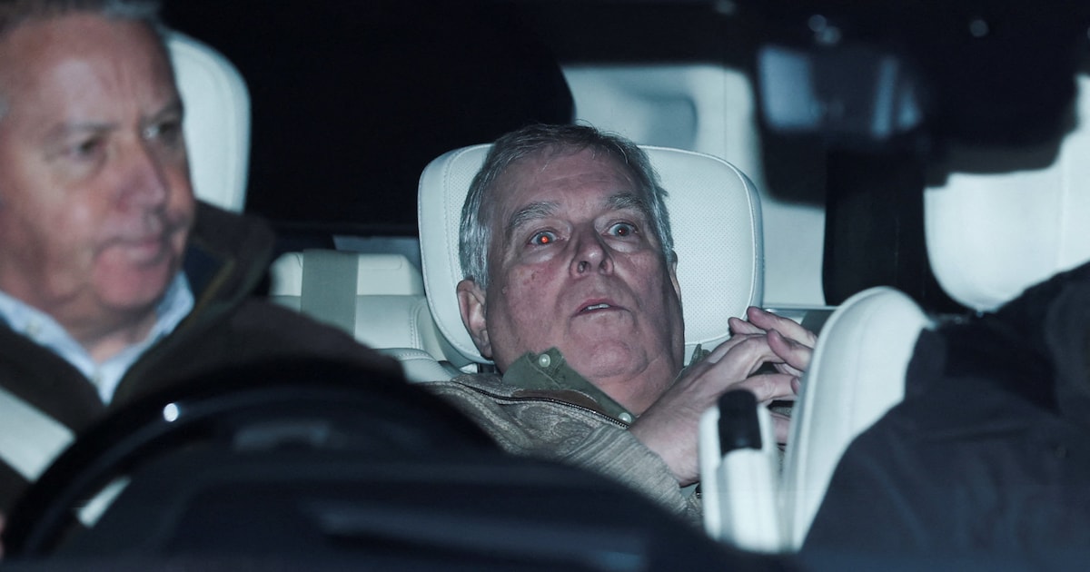 Ex-prins Andrew weer vrijgelaten, foto toont hem in auto vlak na ...