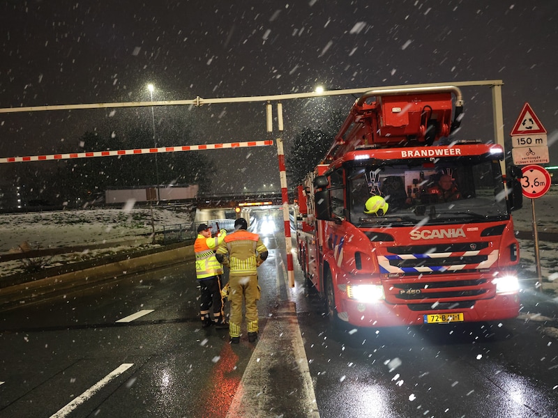 Vrachtwagen ramt waarschuwingsbalk bij viaduct Waalwijk en rijdt door ...
