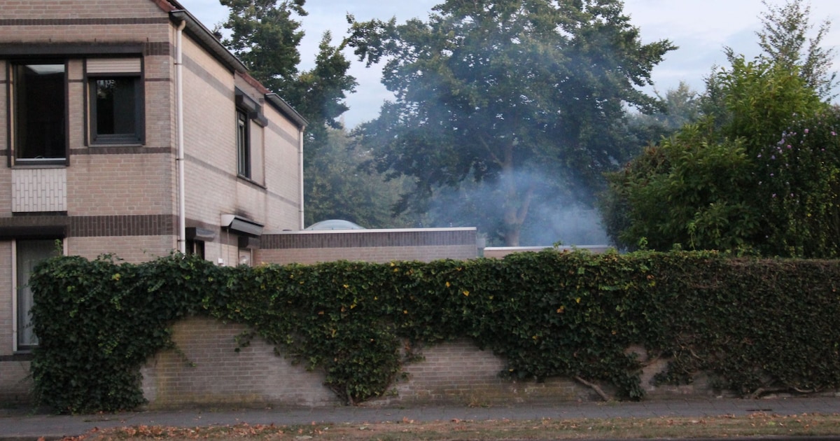 Buren zien rook opstijgen in tuin en ontdekken brand in Oss, brandweer ...