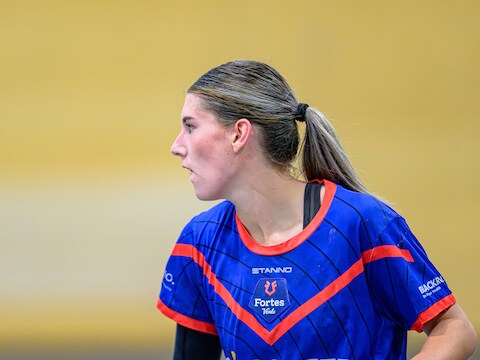 Eef (20) zit huilend in vliegtuig na twee mislukte landingspogingen ...