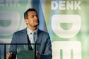 Denk-leider doet emotioneel beroep op leden, daarna alle kritische ...