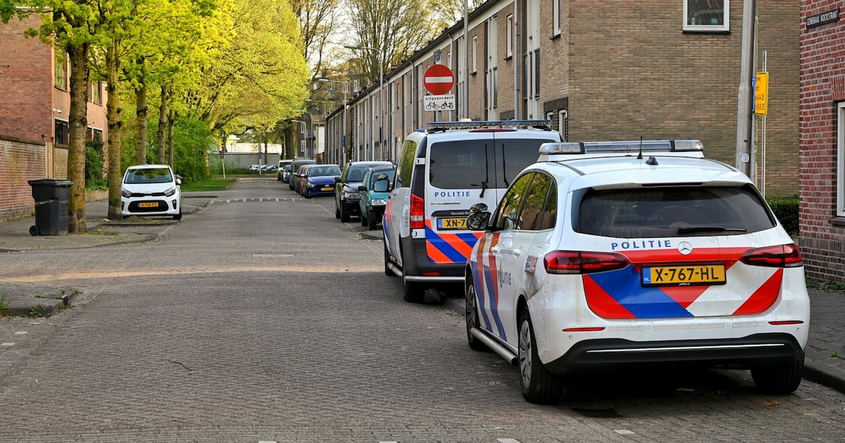 Politie en recherche doorzoeken woning in Tilburg | Regio | BD.nl