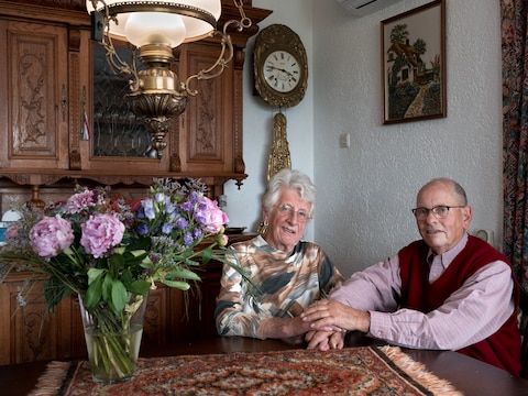 Lies (90) kreeg een hartinfarct aan de andere kant van de wereld, maar ...
