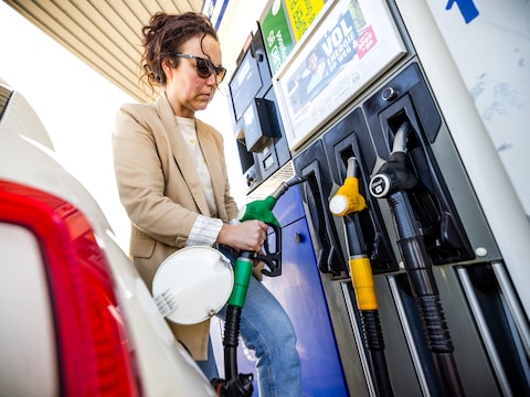 Benzine werd 22 cent duurder in twee weken, maar zakt nu heel langzaam ...