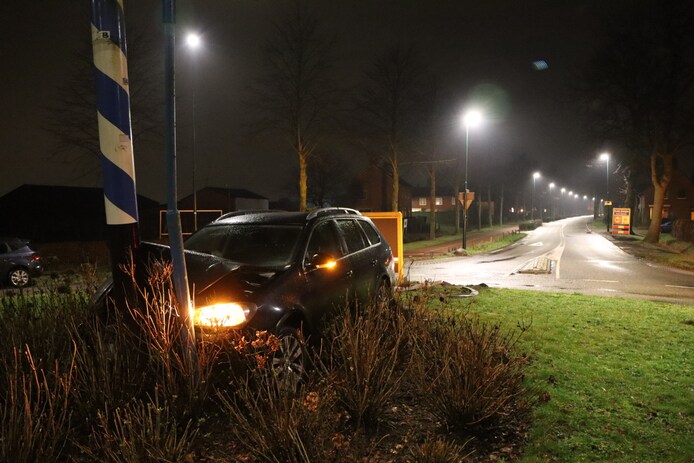Bestuurder rijdt tegen paal op rotonde in Dongen en neemt de benen ...