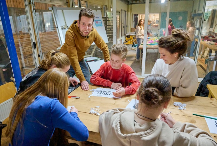 Een werkplaats voor jongeren die niet graag naar school gaan, maar wel ...