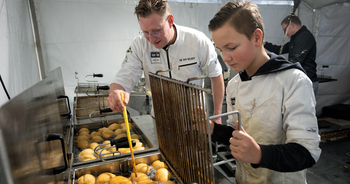 In de rij, of met een nummertje op de autoruit oliebollen kopen ...