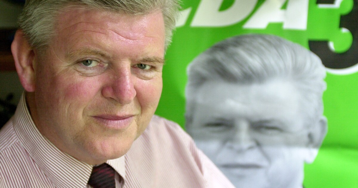 Theo Meijer, kamerlid en voorzitter enquêtecommissie Bijlmerramp, en ...