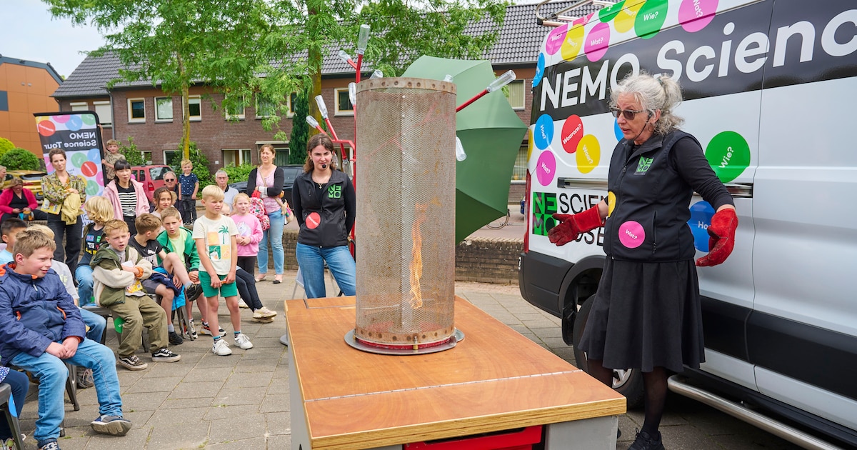 Kinderen leren over wetenschap tijdens de Nemo Science Tour: ‘Die vlam ...