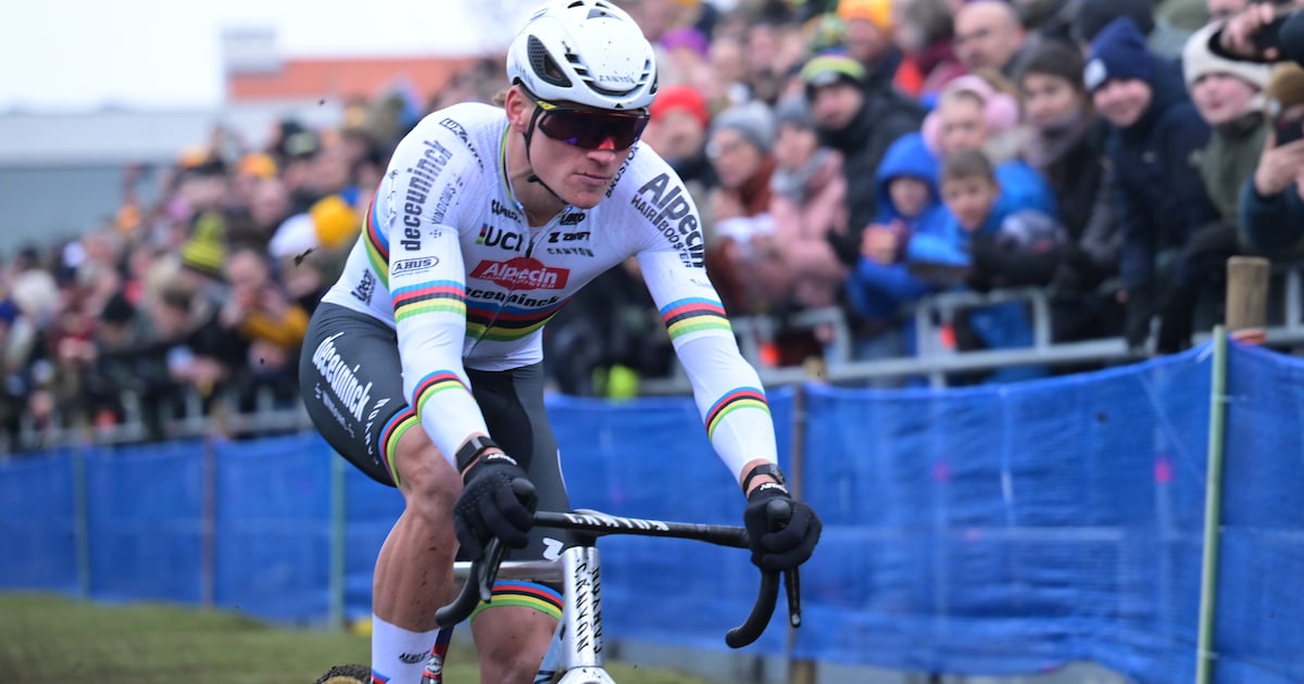 Mathieu van der Poel aan zijn stuur getrokken tijdens veldrit ...