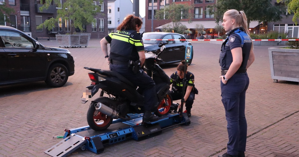 Politie houdt verkeerscontrole in Kaatsheuvel, alle bestuurders moeten blazen | Loon op Zand | bd.nl