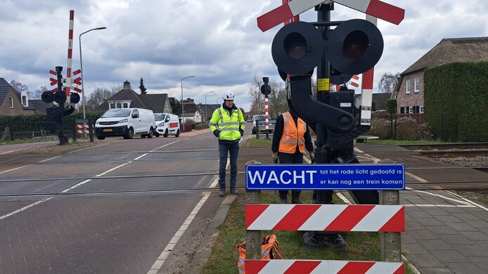Tractor met giertank rijdt spoorboom omver bij overweg in Berghem, moet ...