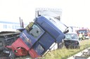 Vier vrachtwagens en auto botsen op E19: weg vol wortels zorgt voor ...