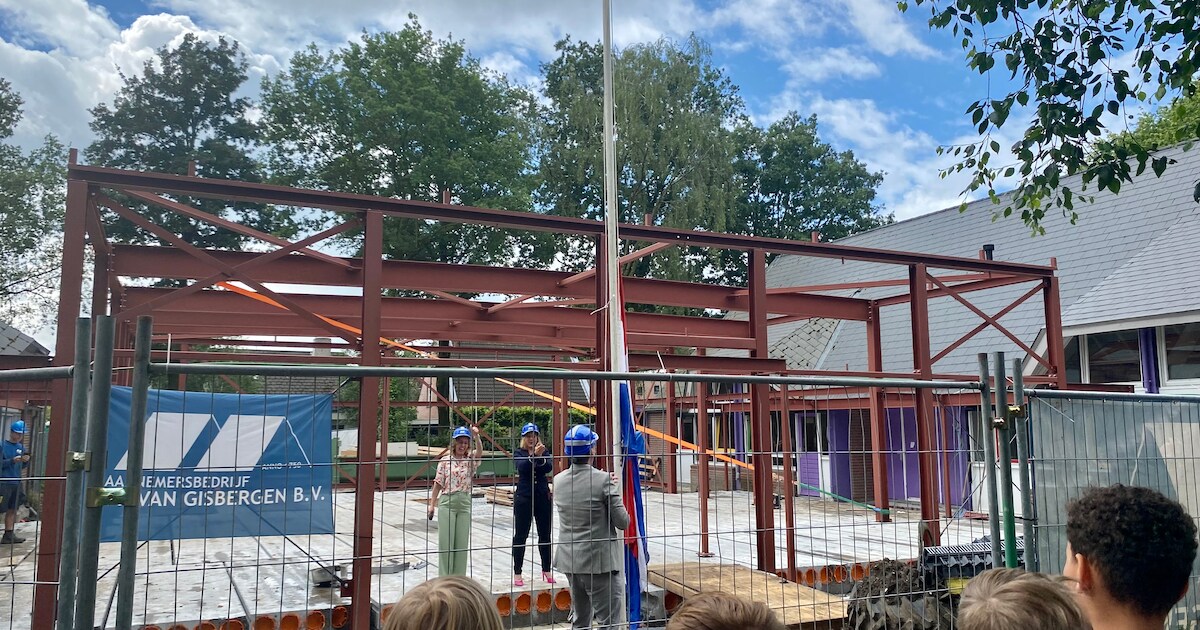 Hoogste punt van het nieuwe schoolgebouw De Groene Parel uit Oisterwijk ...