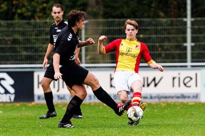 Koen vervangt geschorste broer in basis bij Riel en staat tegenover ...