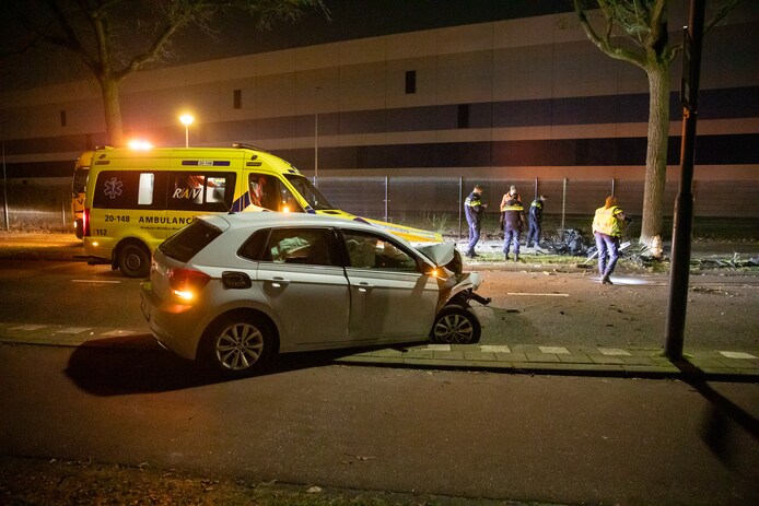 Drie gewonden en ravage na botsing tegen boom in Roosendaal | Brabant | bd.nl
