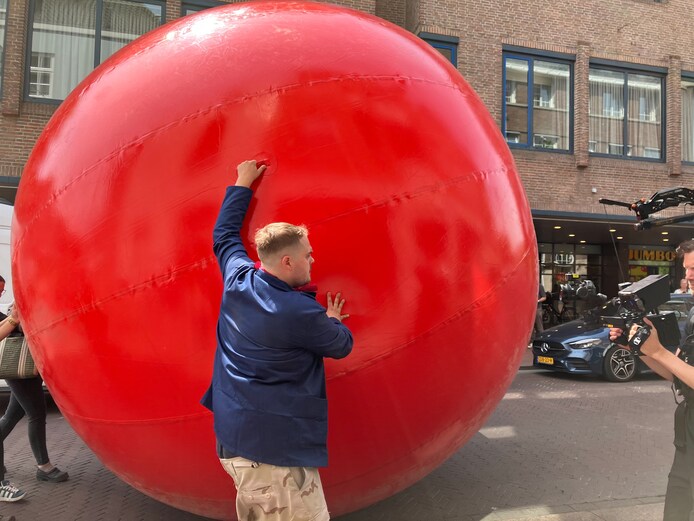 Donny Ronny, Stuntje en Sylvana rollen reuzenbal door Bossche ...