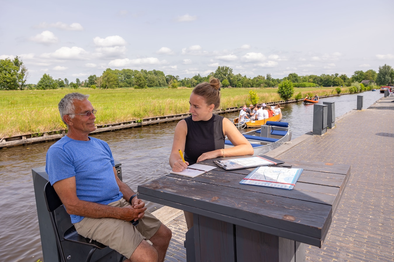 De bootjes worden heus wel verhuurd in Giethoorn, maar de toeristen uit ...