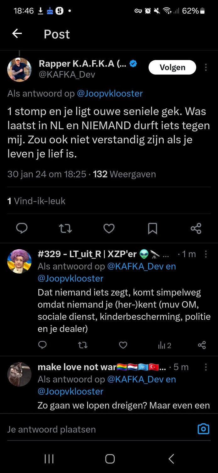 Deze ‘artiest’ wil iedereen in de cel, maar is zélf al jaren op de ...