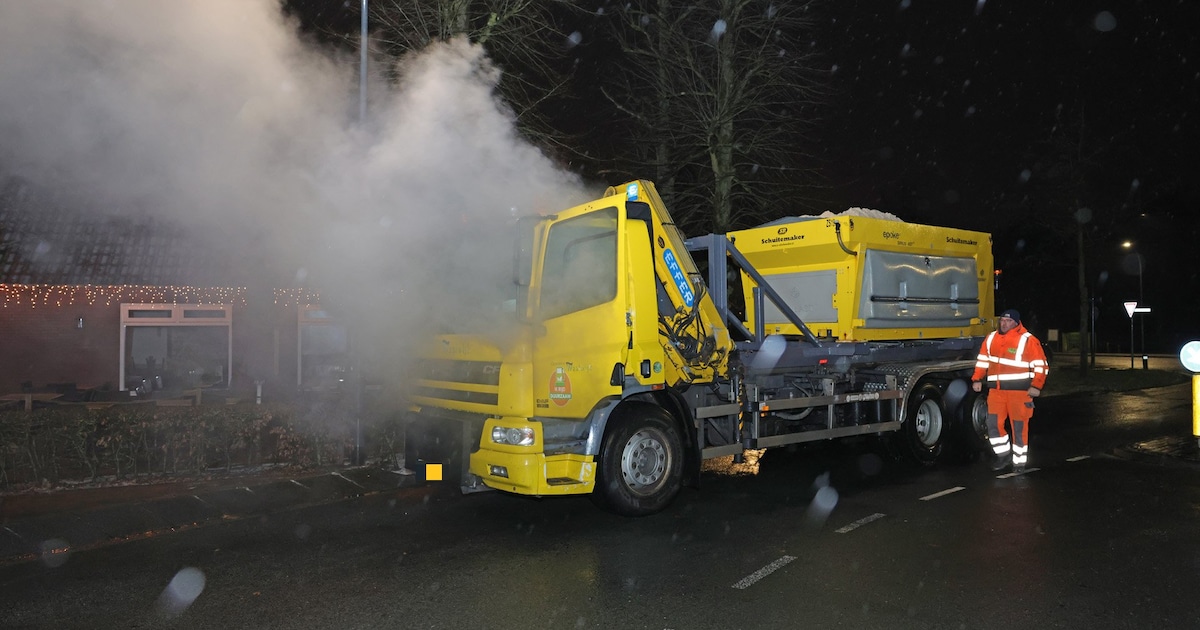Strooiwagen vliegt in brand tijdens strooien in Waalwijk: bestuurder ...