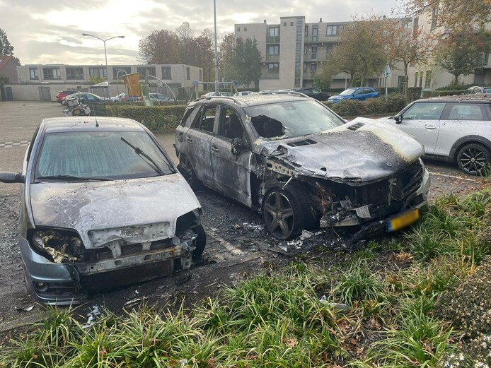 Twee auto’s branden bijna volledig uit bij brand in Eindhoven | Eindhoven | bd.nl