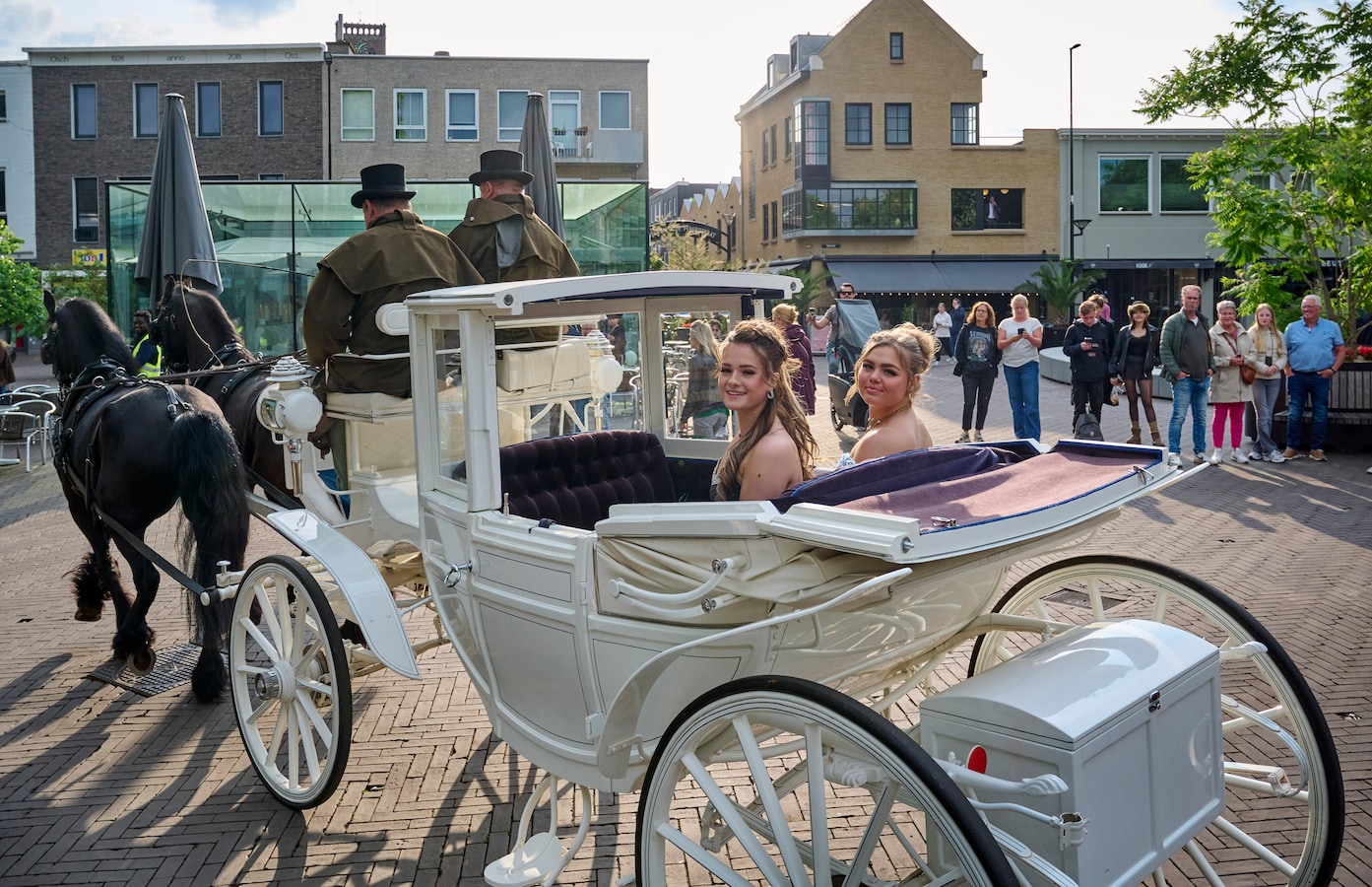 Jill (16) rijdt in stijl naar haar gala: ‘Ik heb de koets vorig jaar al ...