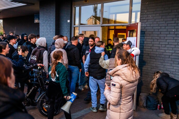 Veel vragen in Best na geweld rond infoavond azc: ‘Wisten relschoppers ...