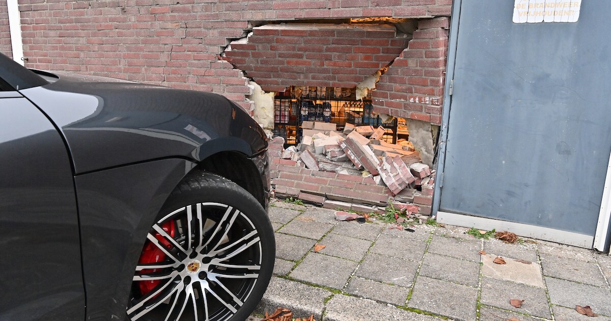 Porsche ramt muur van supermarkt, pakken uit de rekken geslingerd ...