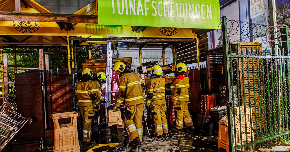 Vuurwerk veroorzaakt brand in de houtopslag bij Intratuin in Boxtel ...
