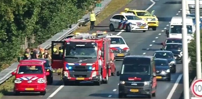 Vrouw botst met auto tegen vangrail op A58 bij knooppunt De Baars | Tilburg | bd.nl