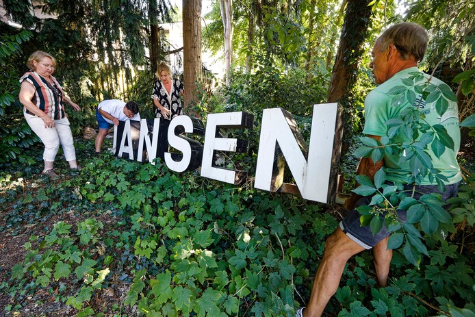 Originele letters ‘De Wit’ van roemruchte kousenfabriek zijn nooit ...