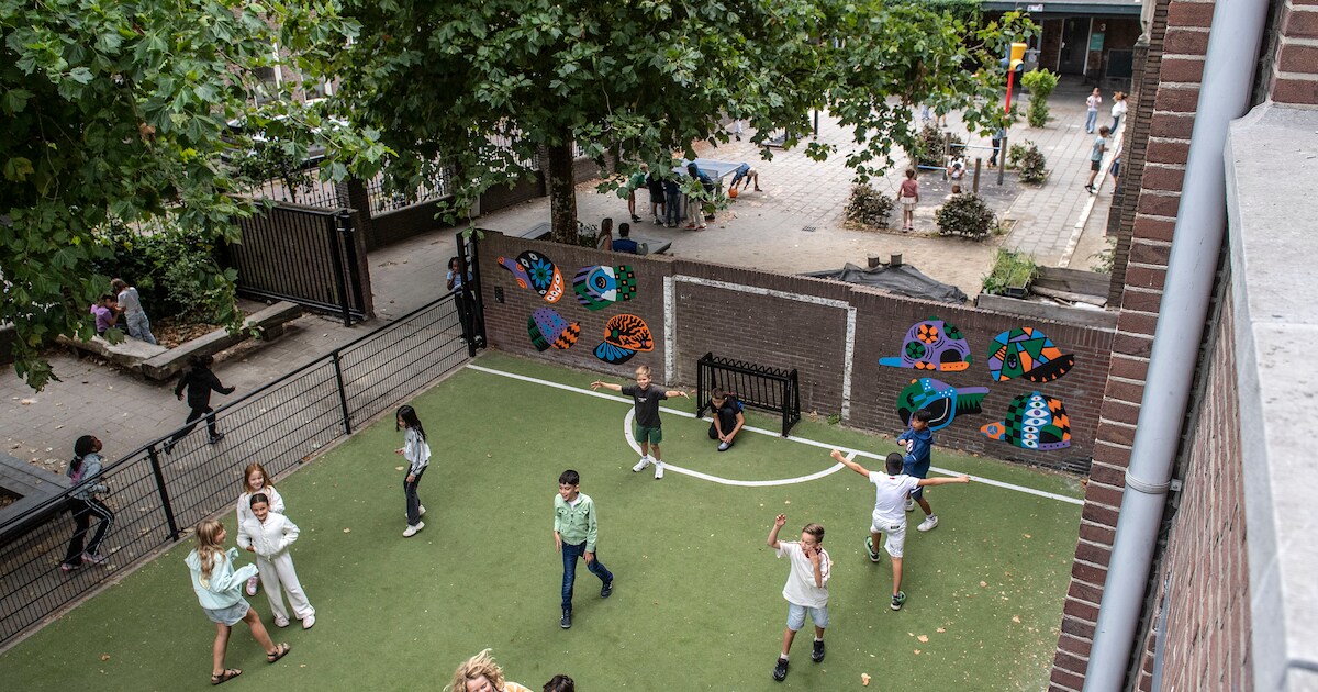 Klagende buurman jaagt alle schoolkinderen van ‘zijn’ plein: ‘Spelen ...