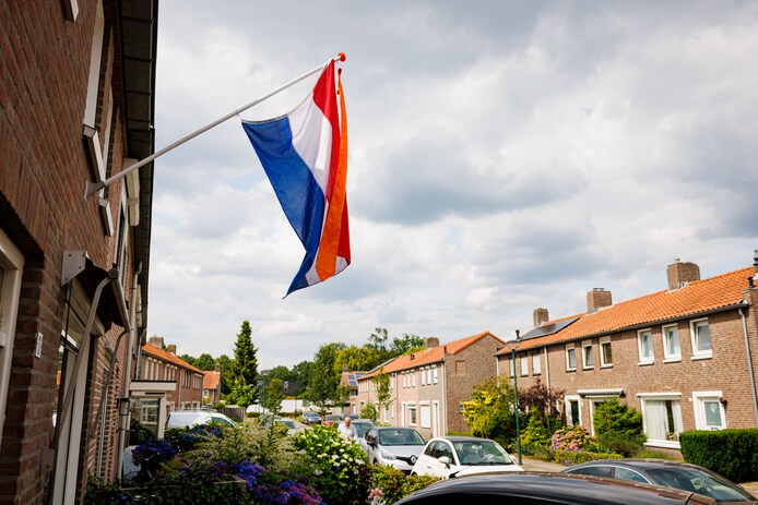 In de ‘meest oranje straat van Nederland’ wappert nu nog maar één vlag ...