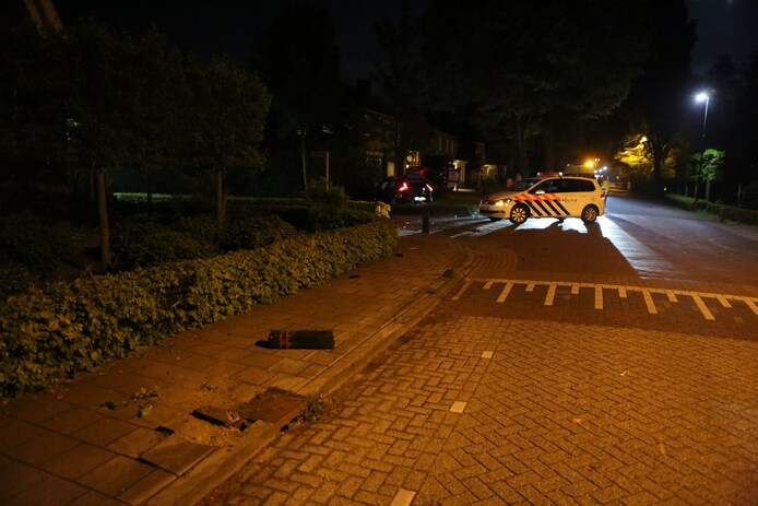 Automobilist rijdt paaltjes uit de grond en belandt in voortuin in ...