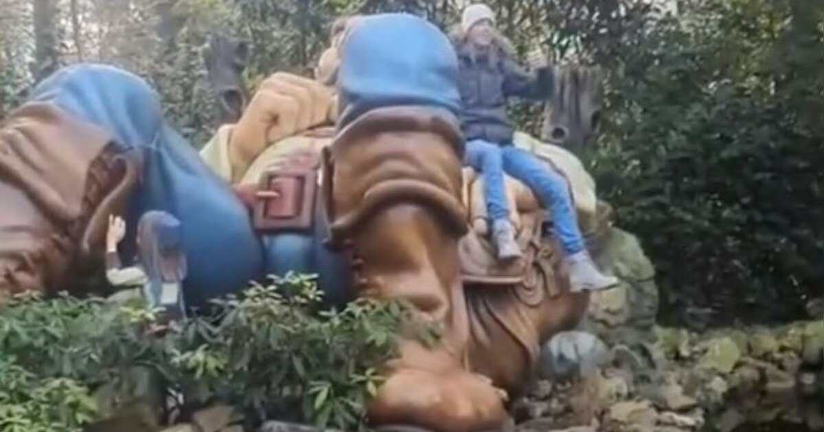 Jongen klimt bovenop de reus van Klein Duimpje in de Efteling, en dat ...
